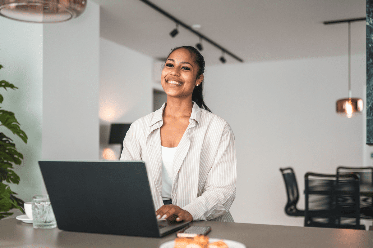 Assistant commercial : salaire, rôle & compétences [Fiche métier]